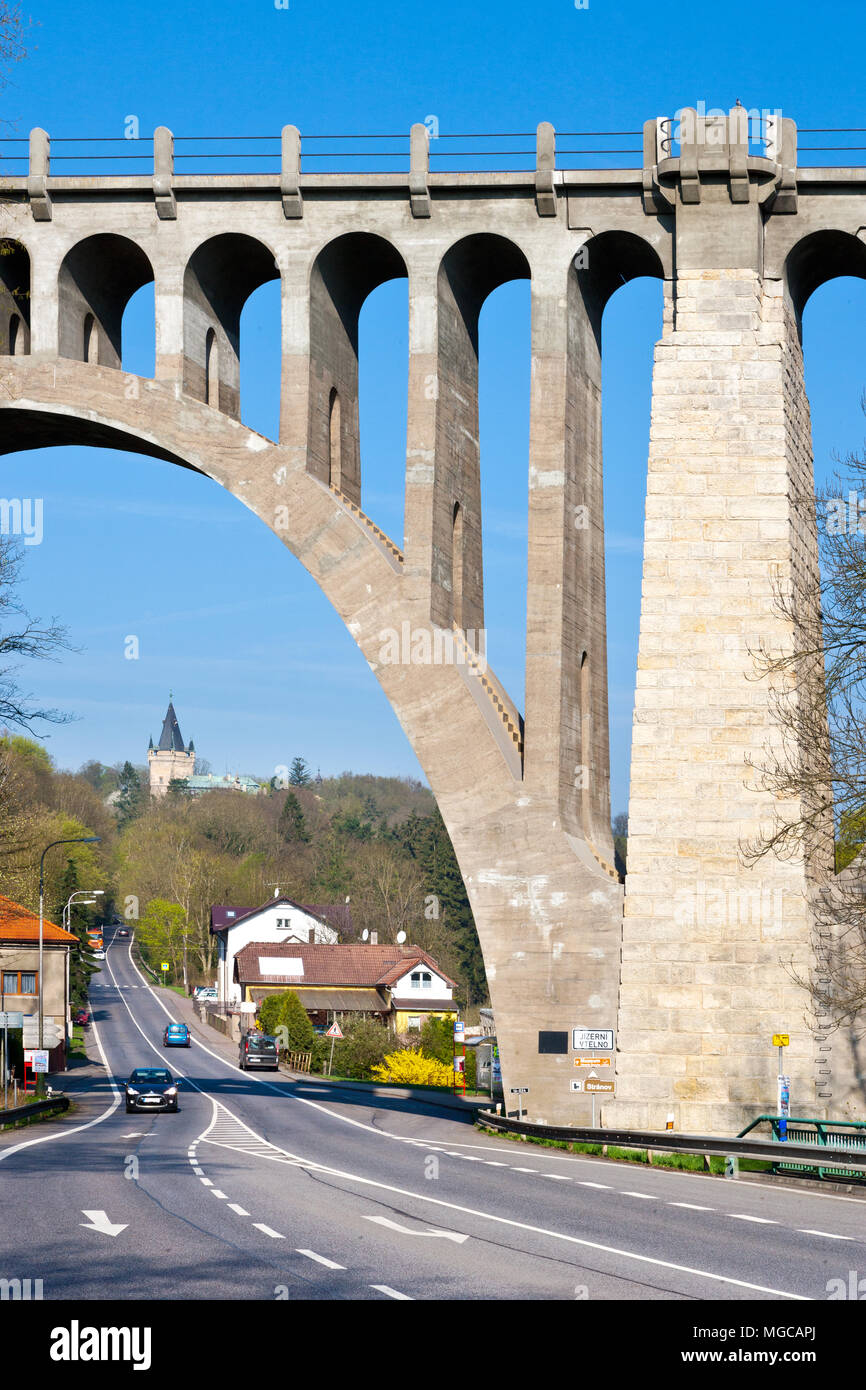 Stránovský viadukt a zámek Stránov, Krnsko, Stredocesky kraj, Ceska ...