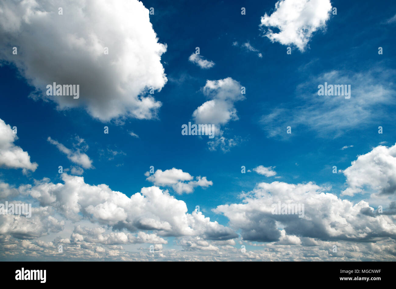 Medium high cloud hi-res stock photography and images - Alamy