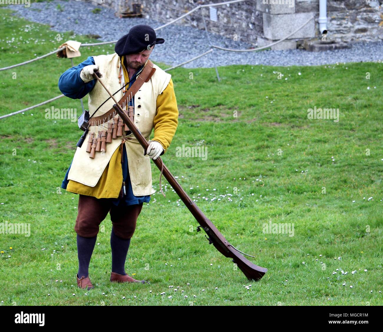 Soldier loading his musket hi-res stock photography and images - Alamy