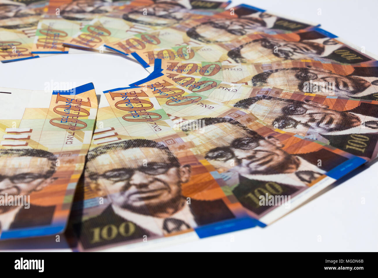 Stack of Israeli money bills of 100 shekel Stock Photo - Alamy