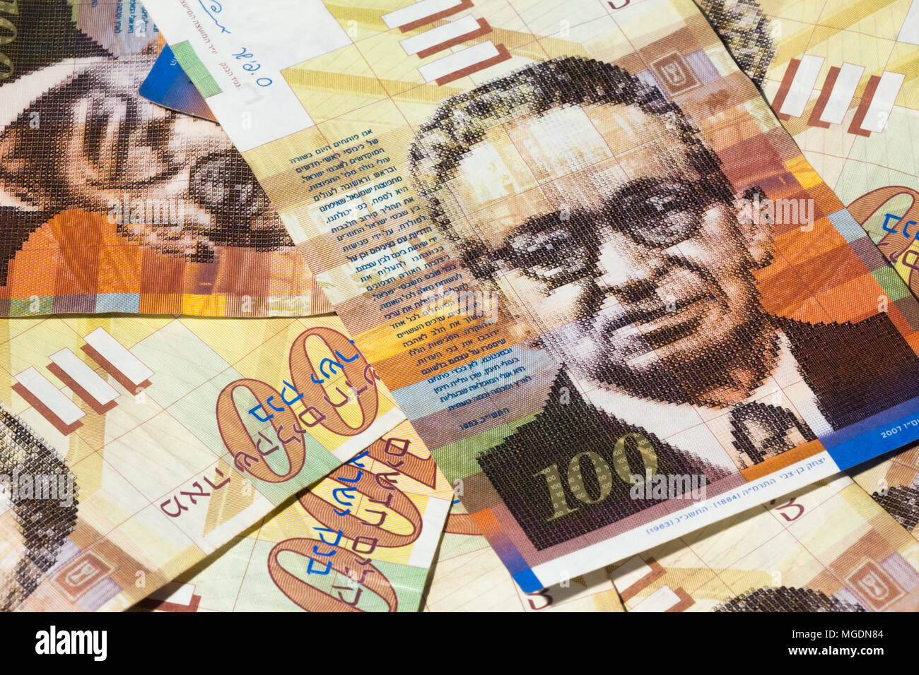 Stack of Israeli money bills of 100 shekel - top view Stock Photo - Alamy