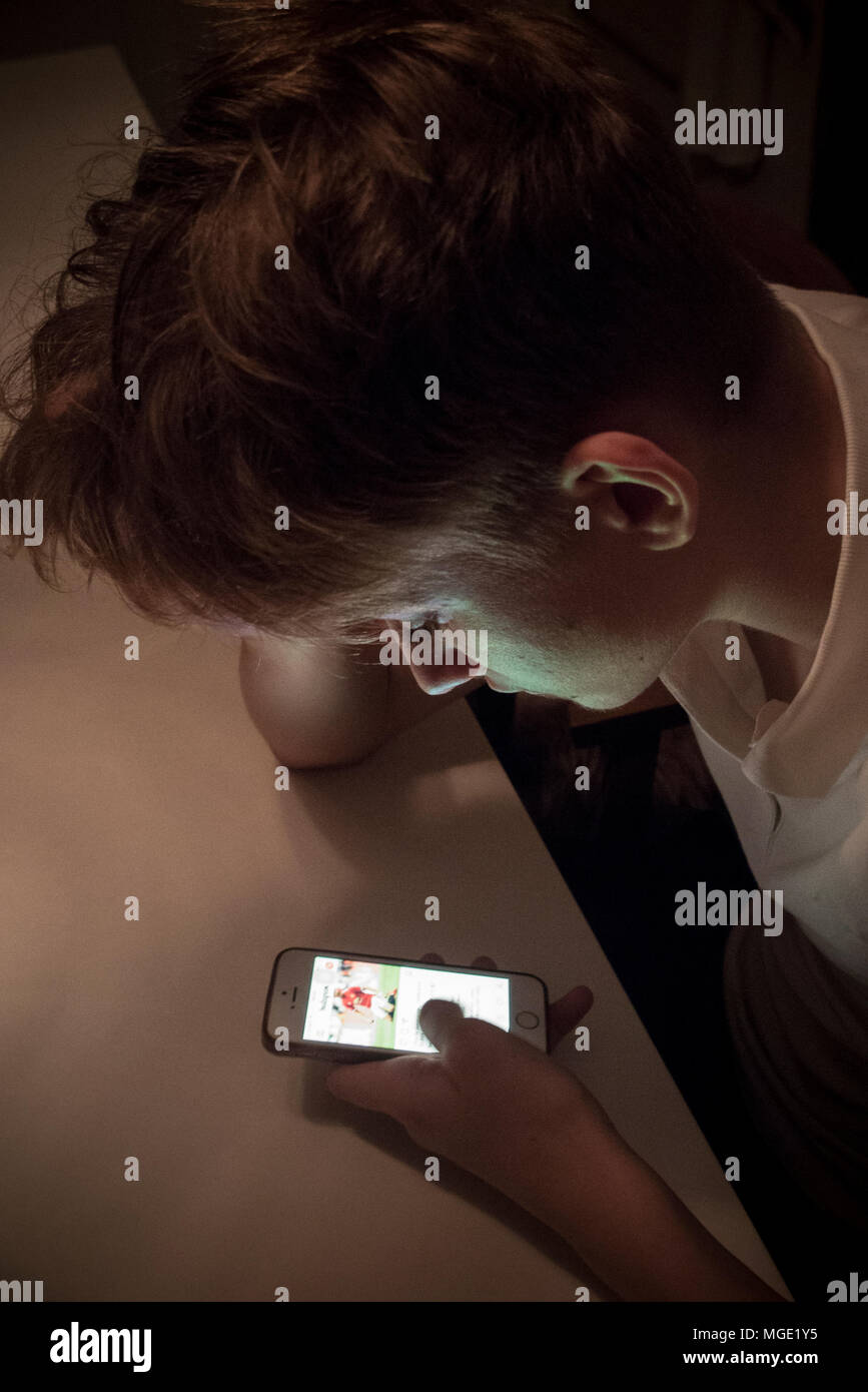 Mobile phone dark room hi-res stock photography and images - Alamy