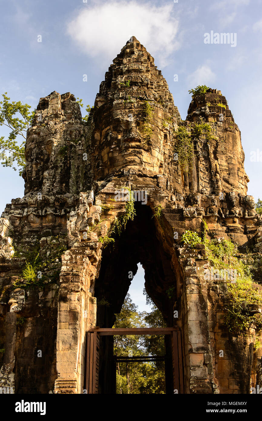 Gate into Angkor Thom Stock Photo - Alamy