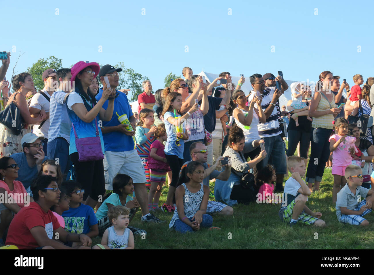 Onlookers hi-res stock photography and images - Alamy