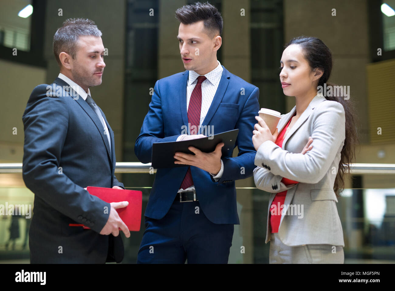 Handsome Men In Suit High Resolution Stock Photography and Images - Alamy