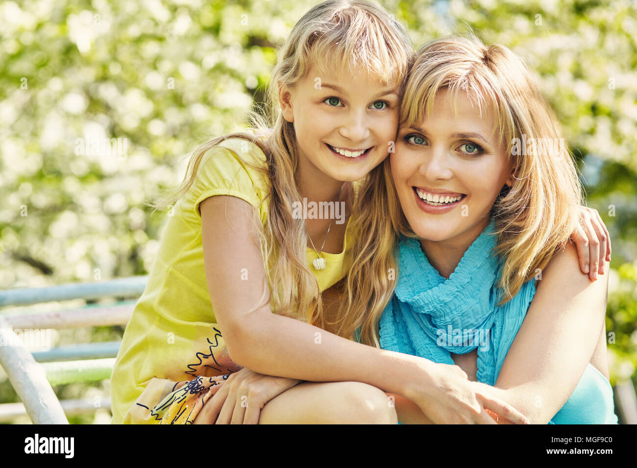Mother daughter hugging outside hi-res stock photography and images - Alamy