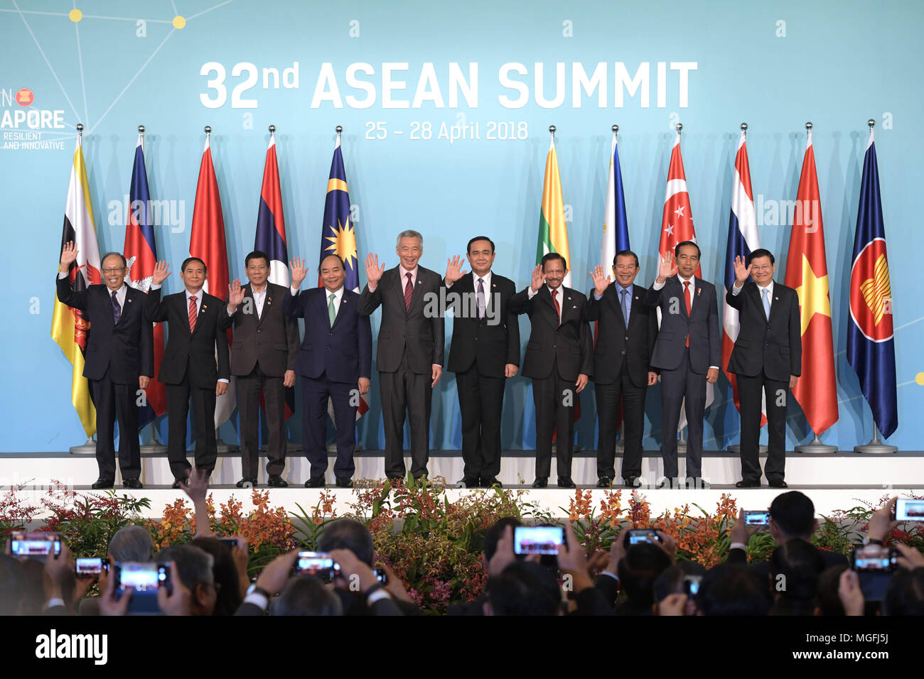 Singapore. 28th Apr, 2018. ASEAN leaders pose for a group photo during the opening ceremony of ...