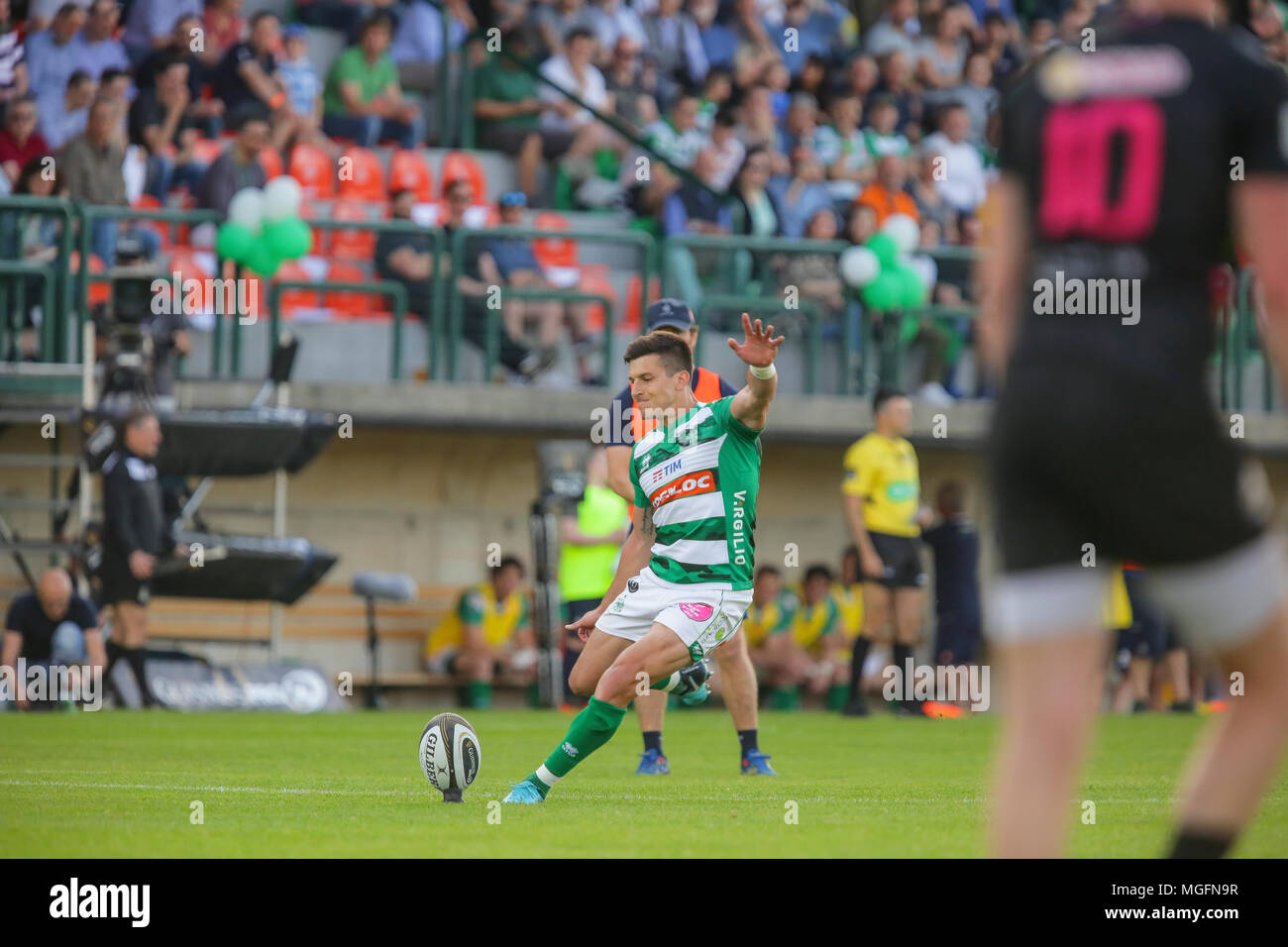 Rugby kick conversion hi-res stock photography and images - Alamy
