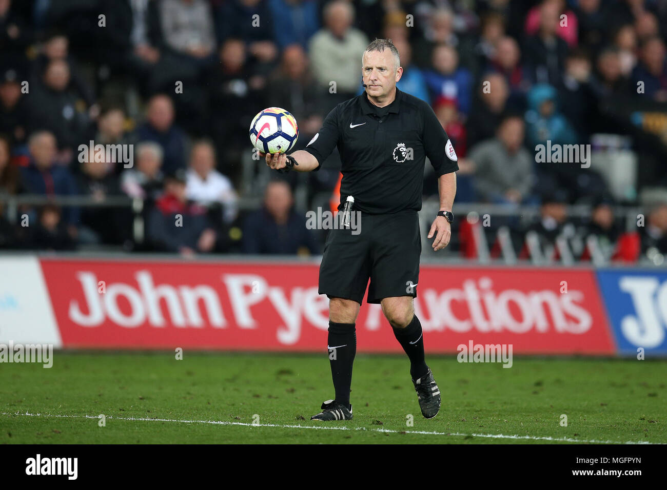 Referee premier league hi-res stock photography and images - Alamy