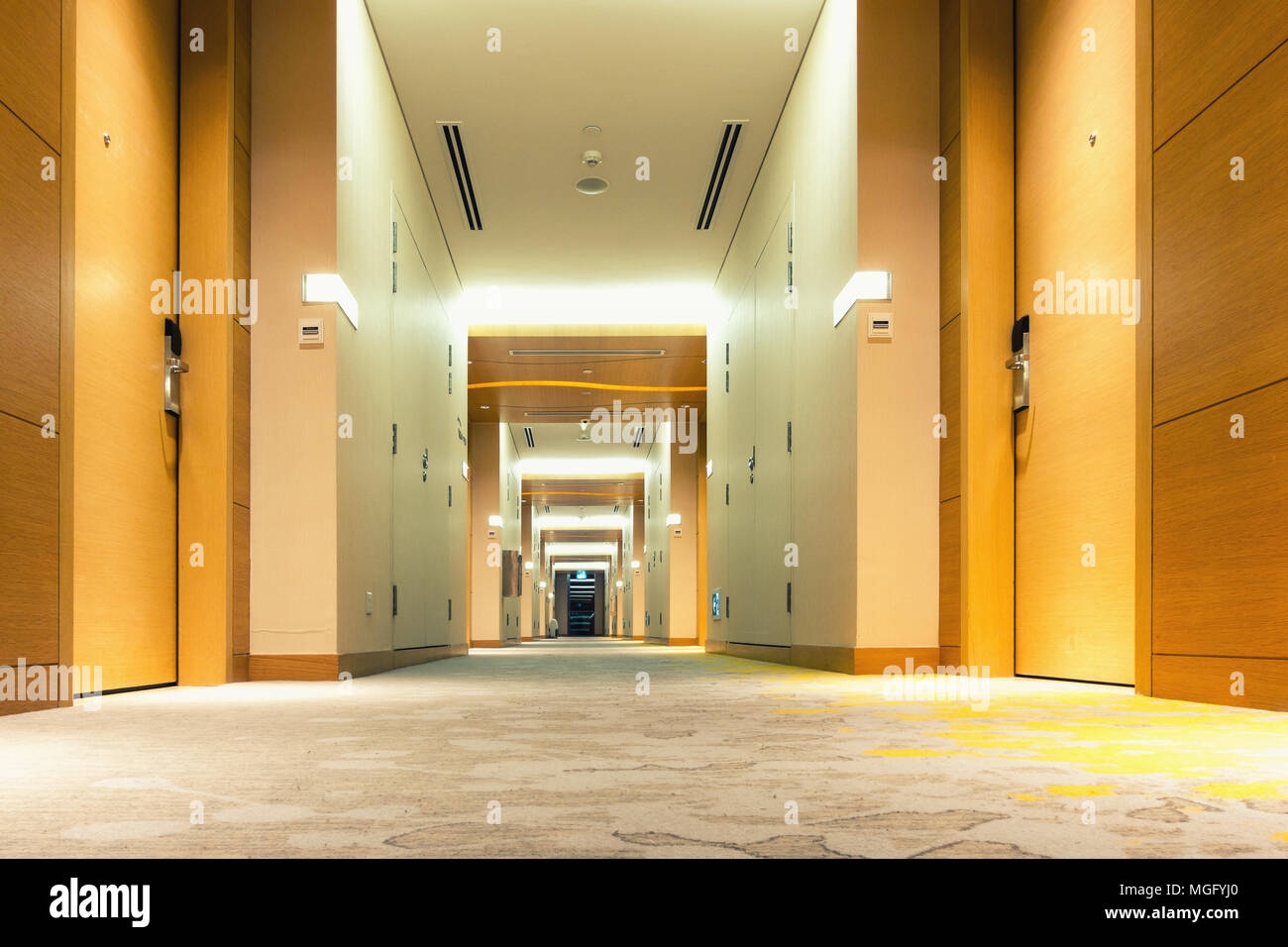 Modern walkway and perspective hi-res stock photography and images - Alamy