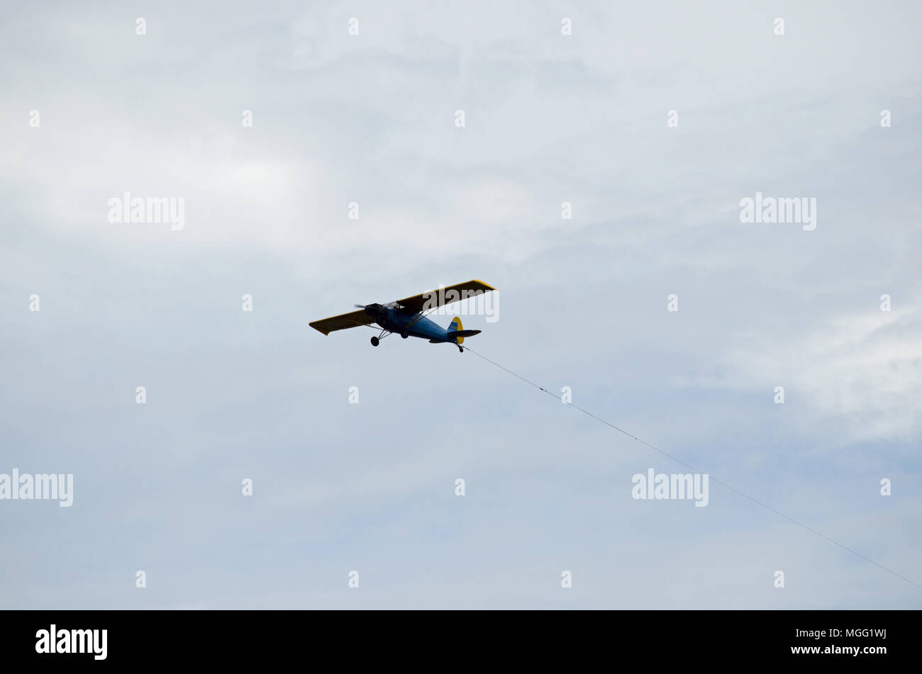 small plane flying Stock Photo - Alamy