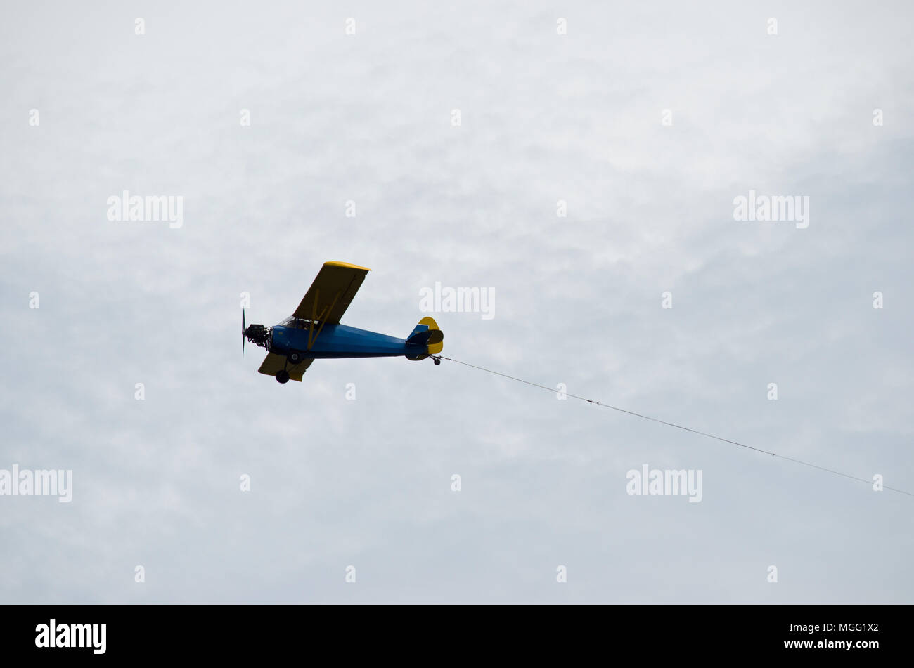small plane flying Stock Photo - Alamy