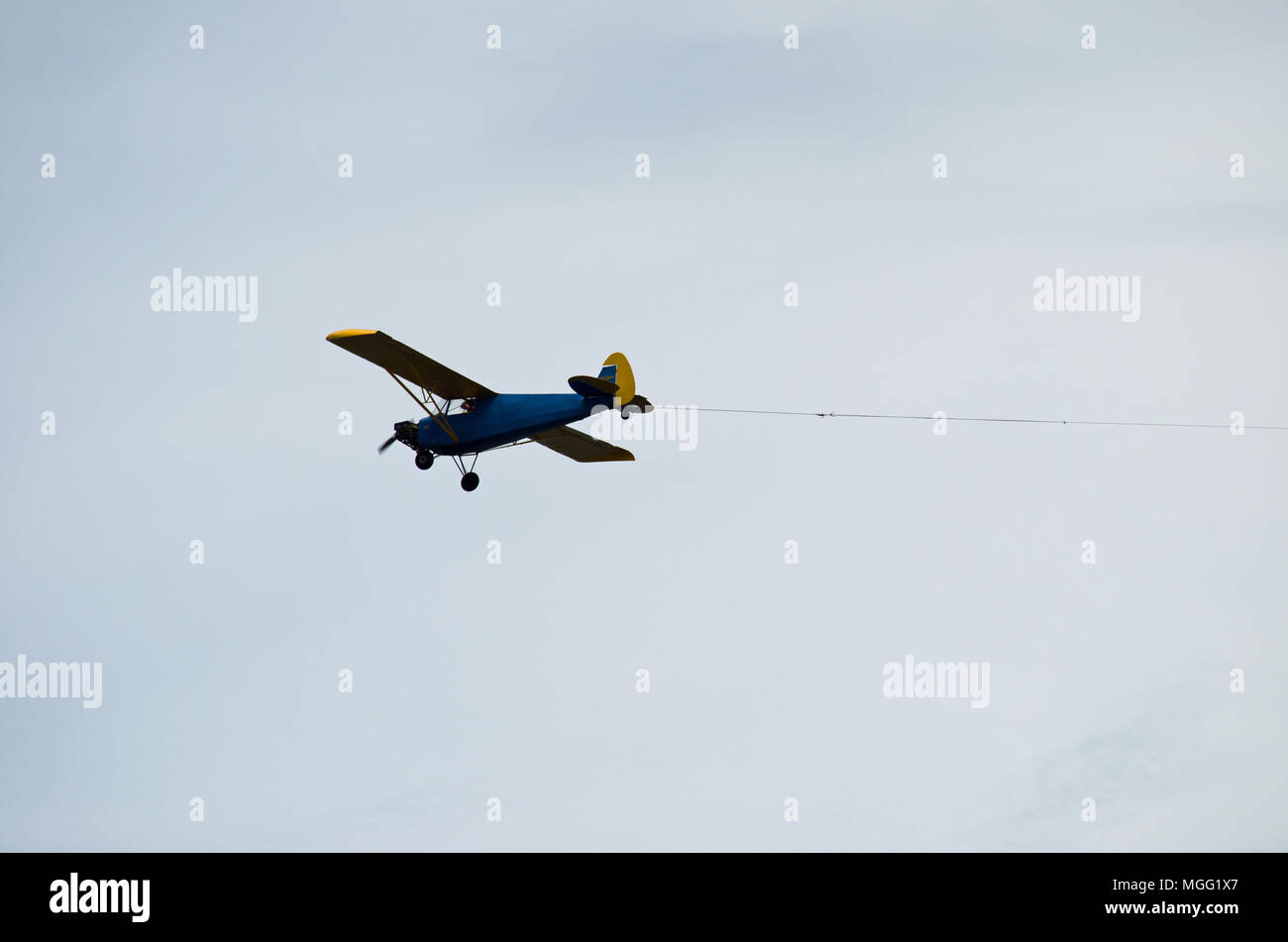 small plane flying Stock Photo - Alamy