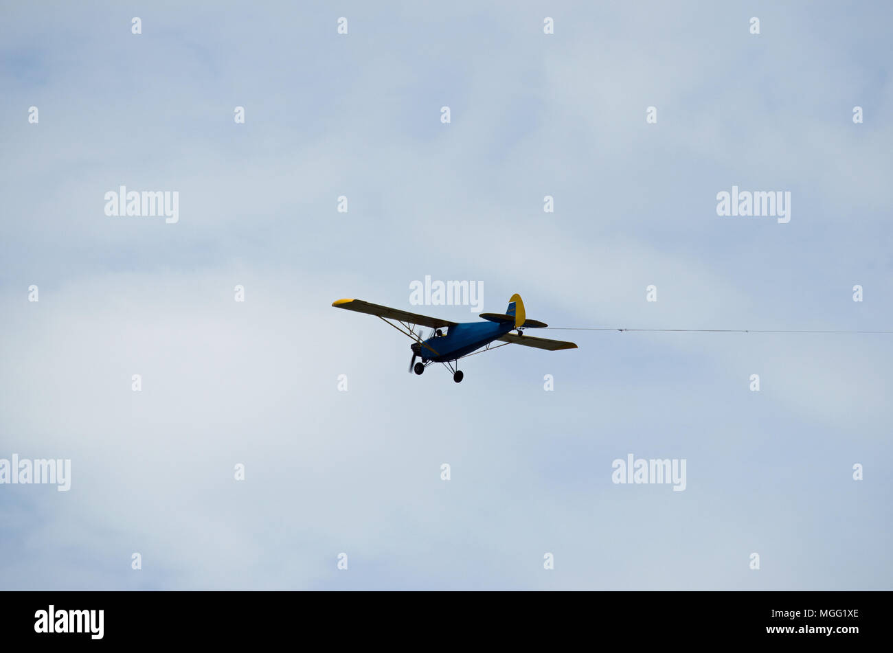 small plane flying Stock Photo - Alamy