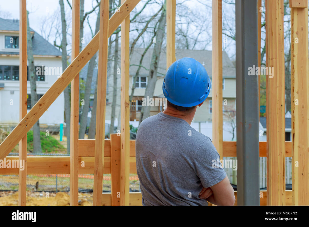 Construction Worker Building Timber Frame New Home Stock Photo - Alamy
