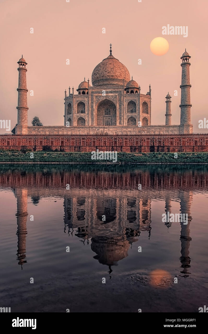 Taj mahal sunset hi-res stock photography and images - Alamy