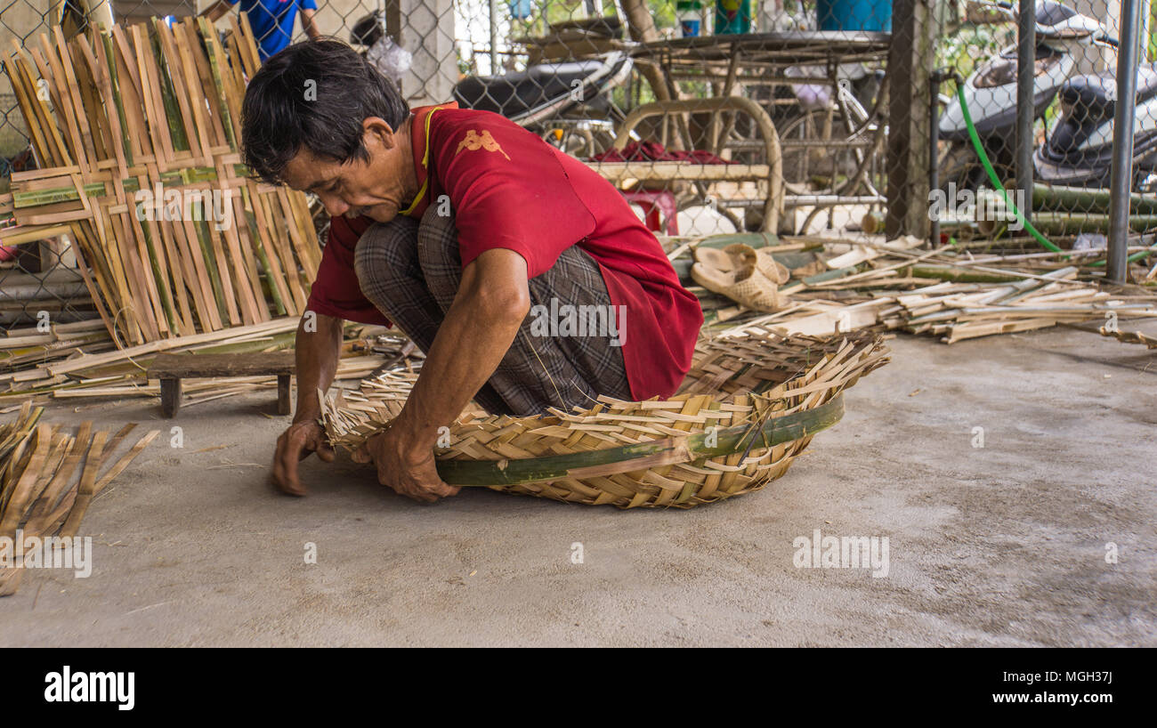 vietnamese man making a round woven bamboo basket Stock Photo - Alamy