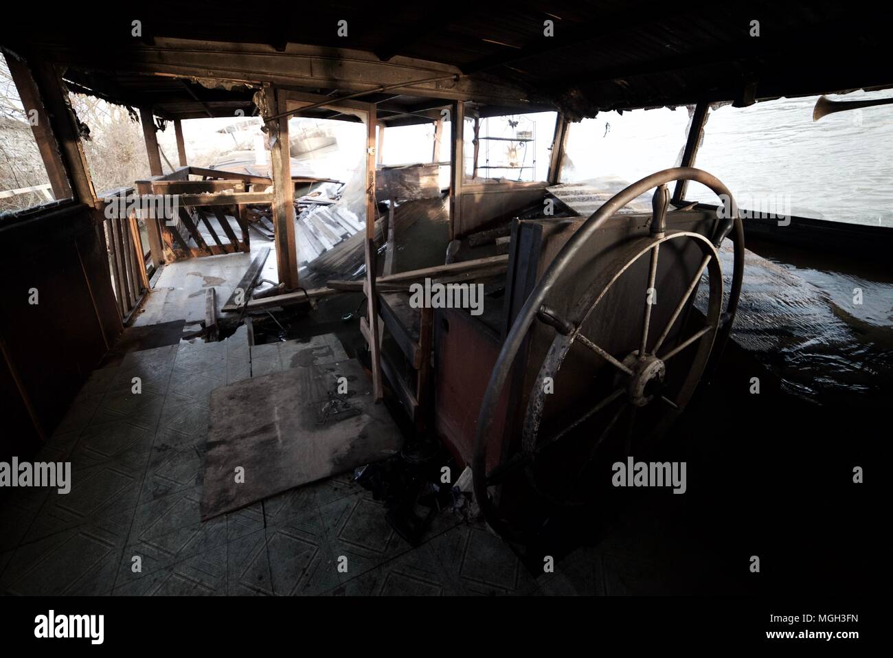 Boat sinking hi-res stock photography and images - Alamy