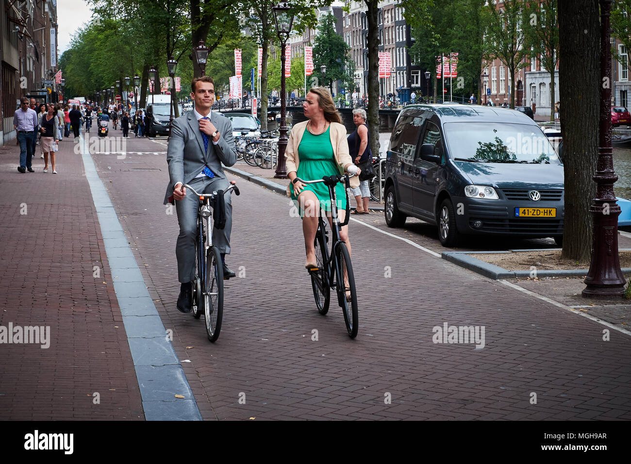 Cyclist quarrel street hi-res stock photography and images - Alamy