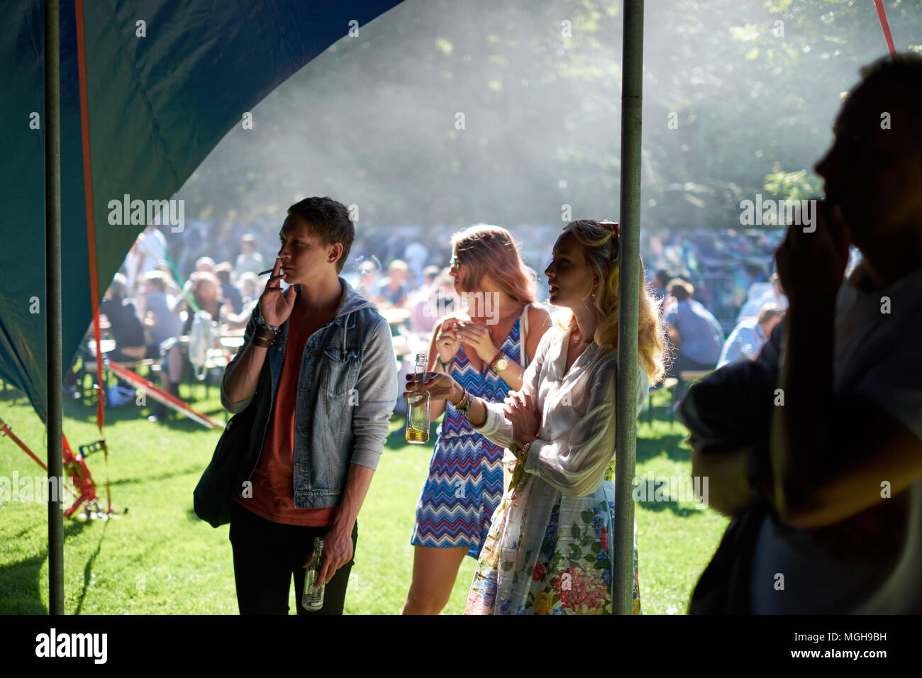 Girls watching a concert hi-res stock photography and images - Alamy
