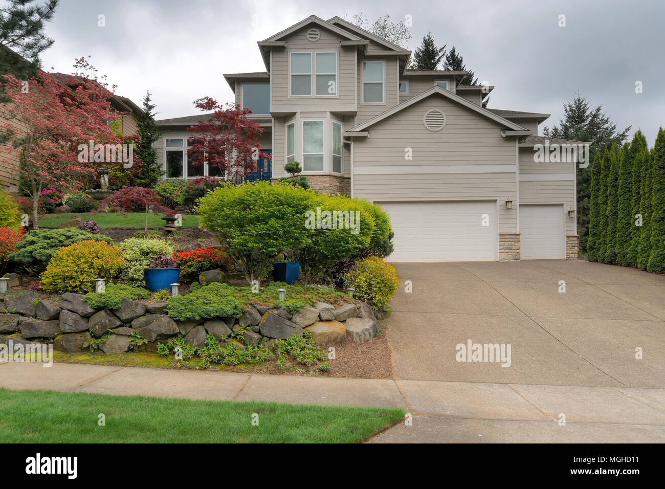 Fountain in front yard house hi-res stock photography and images - Alamy
