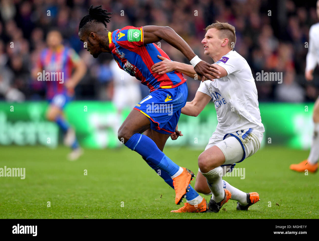 Mike dean red card hi-res stock photography and images - Alamy