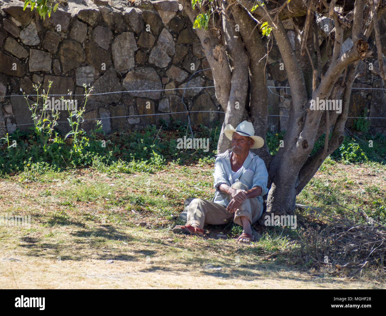 Mexican man poncho hat sombrero hi-res stock photography and images - Alamy