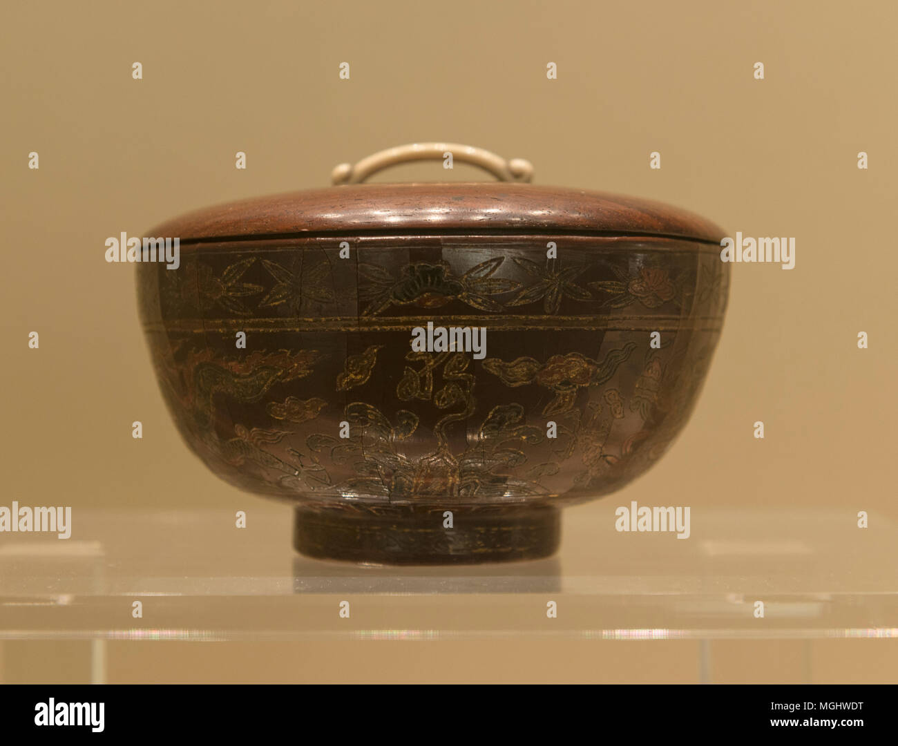 Ming bowl hi-res stock photography and images - Alamy
