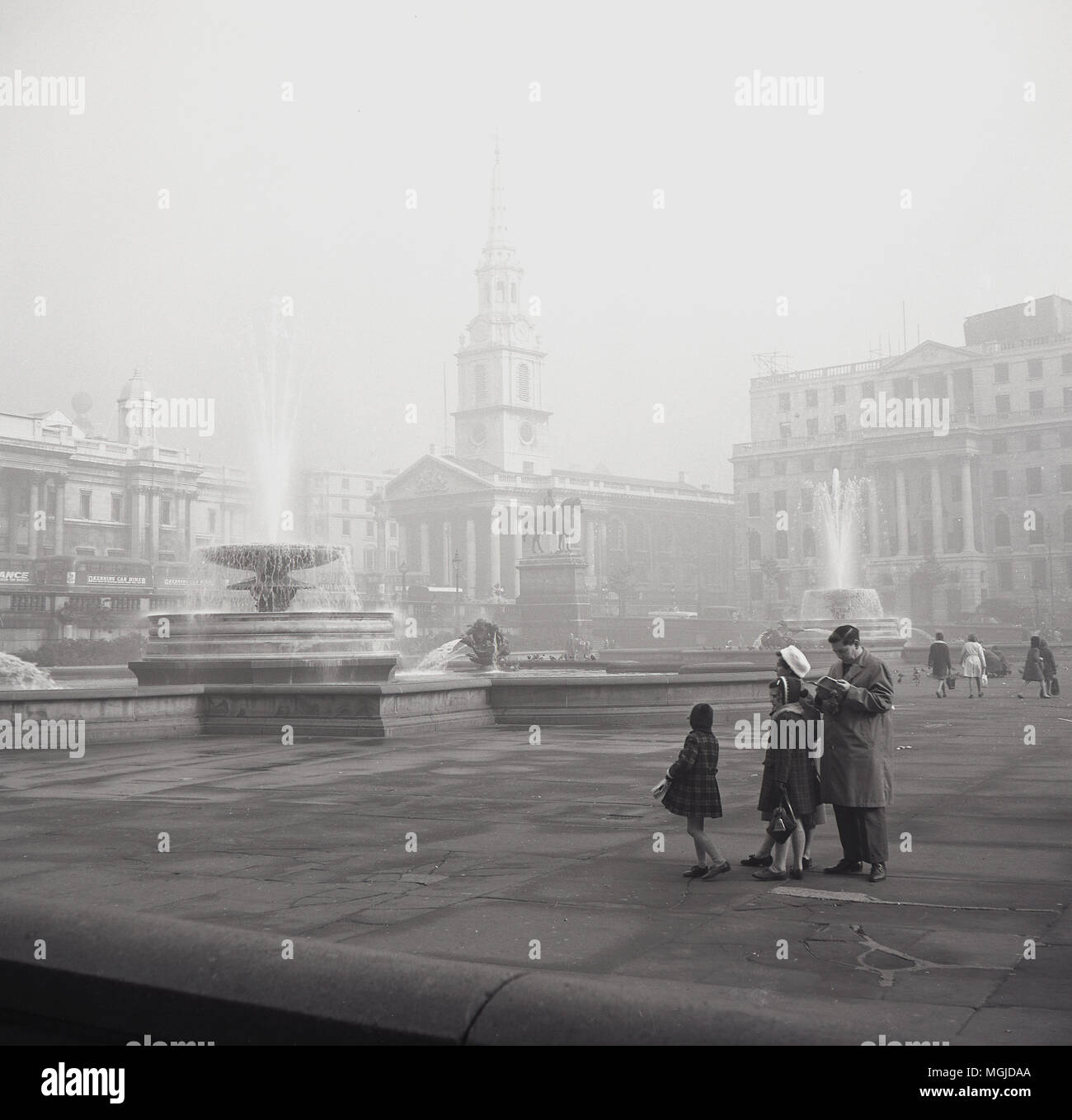 London family 1950s hi-res stock photography and images - Alamy