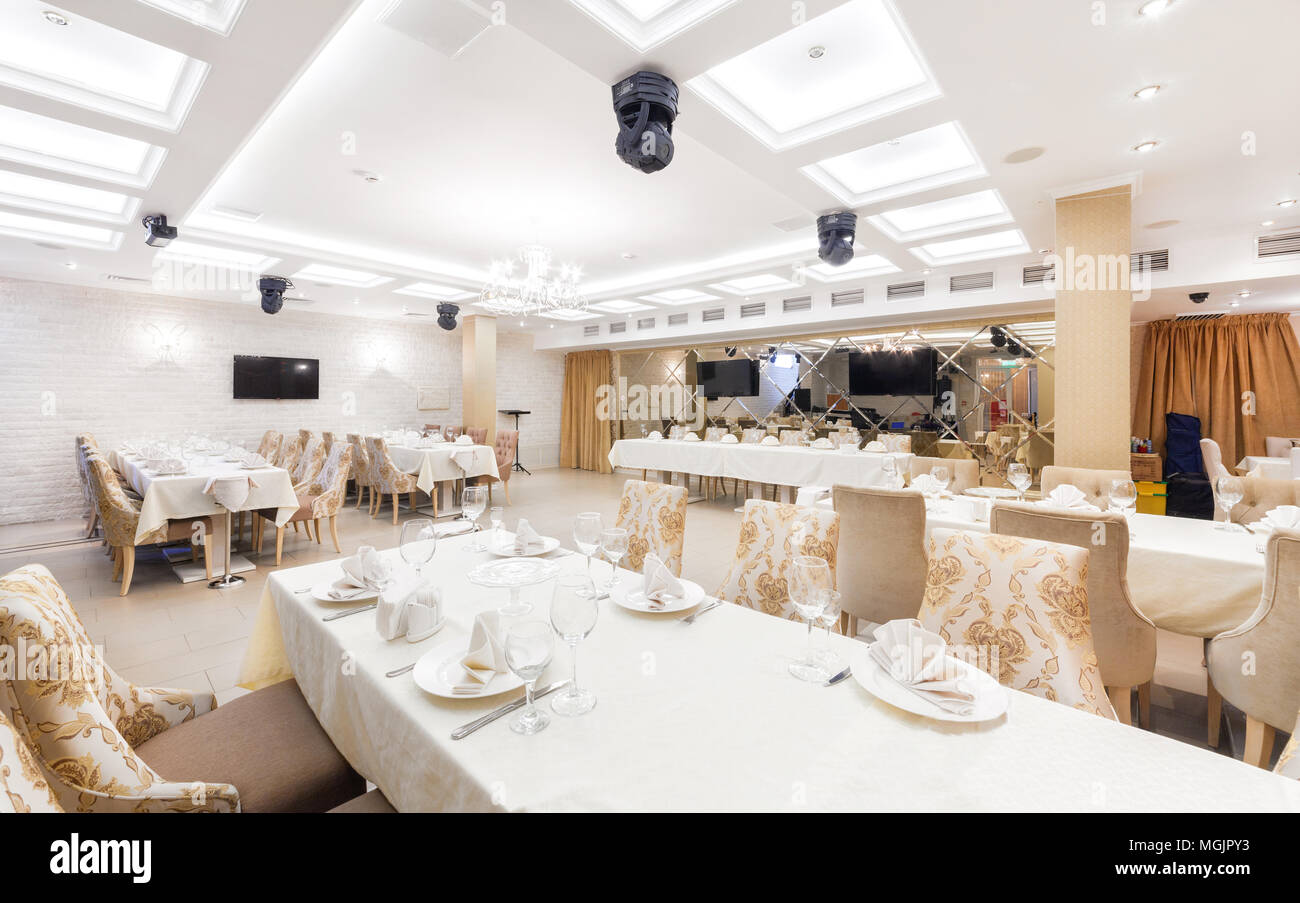 MOSCOW - AUGUST 2014: The interior of the restaurant "IBERIA HOUSE ...