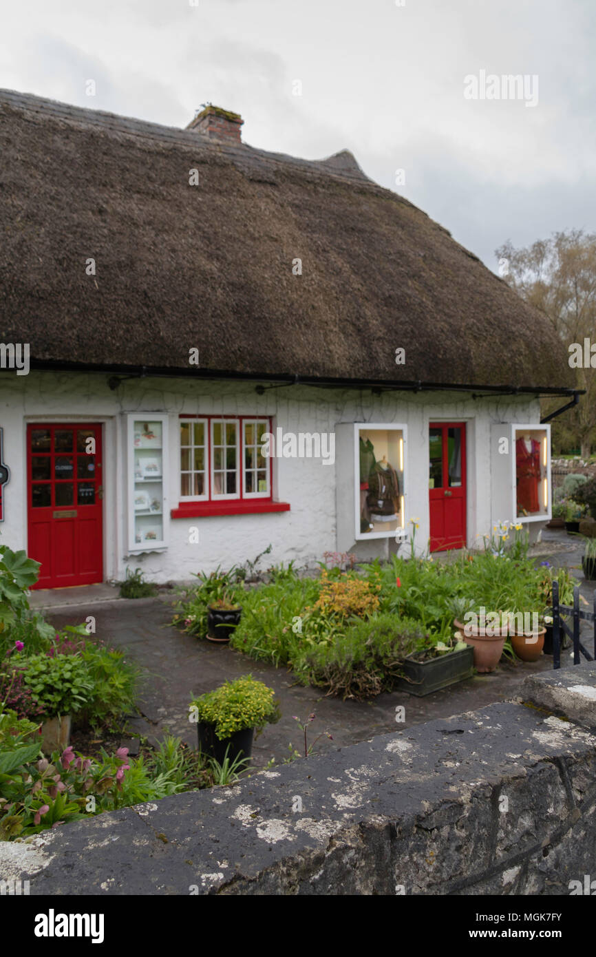 Cute thatched cottage hi-res stock photography and images - Alamy