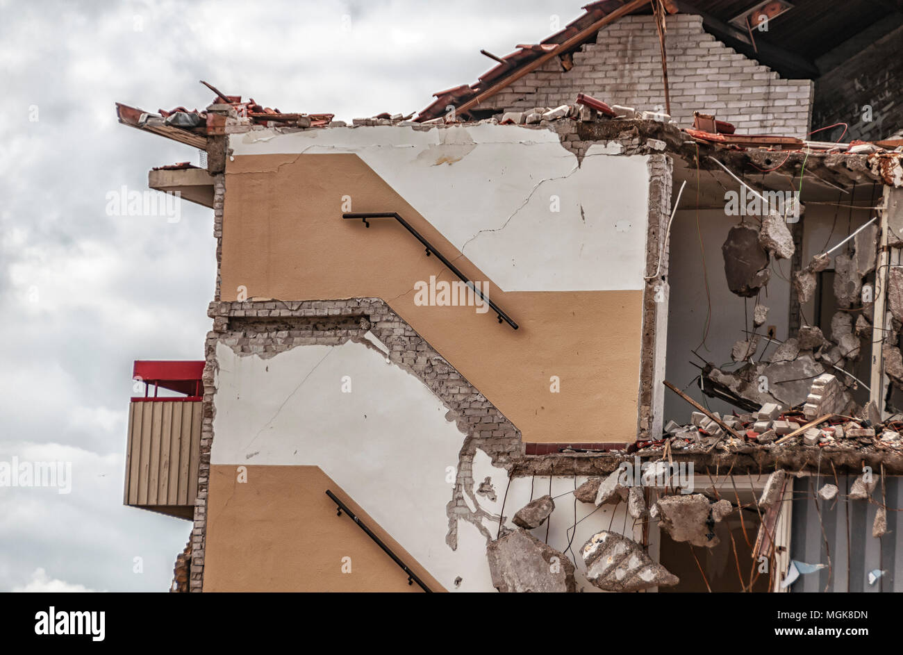 Half demolished building hi-res stock photography and images - Alamy