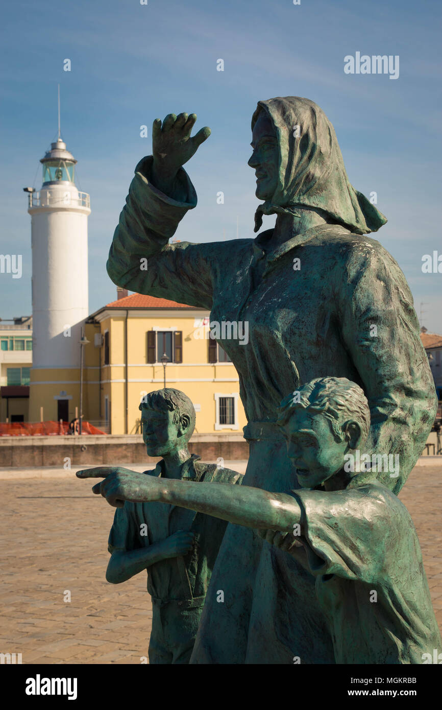 "Spose dei marinai", a bronze statue by artist Pagliarani which ...