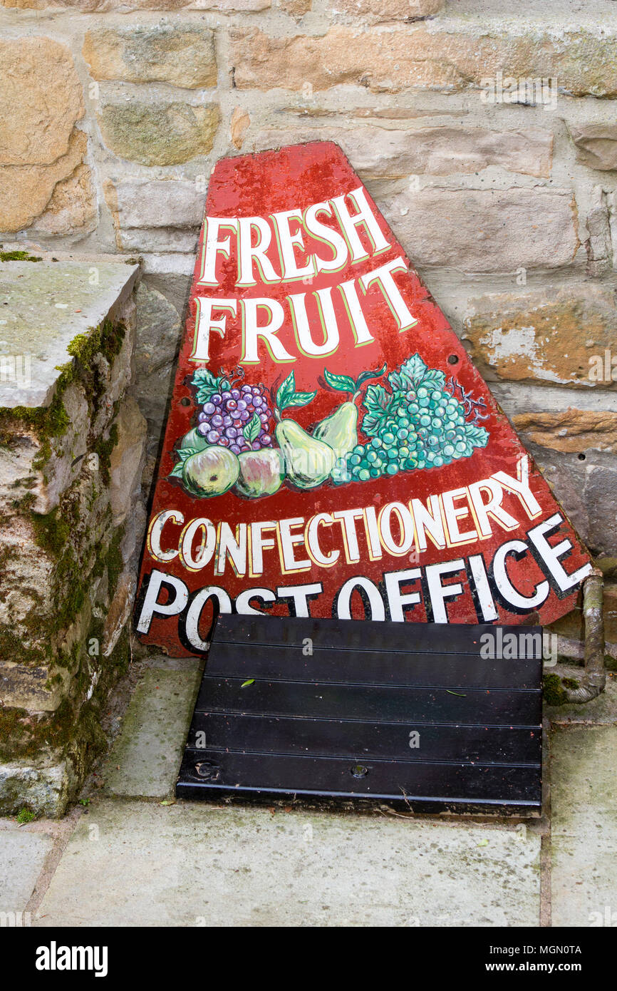 Old fashioned general store sign hi-res stock photography and images ...
