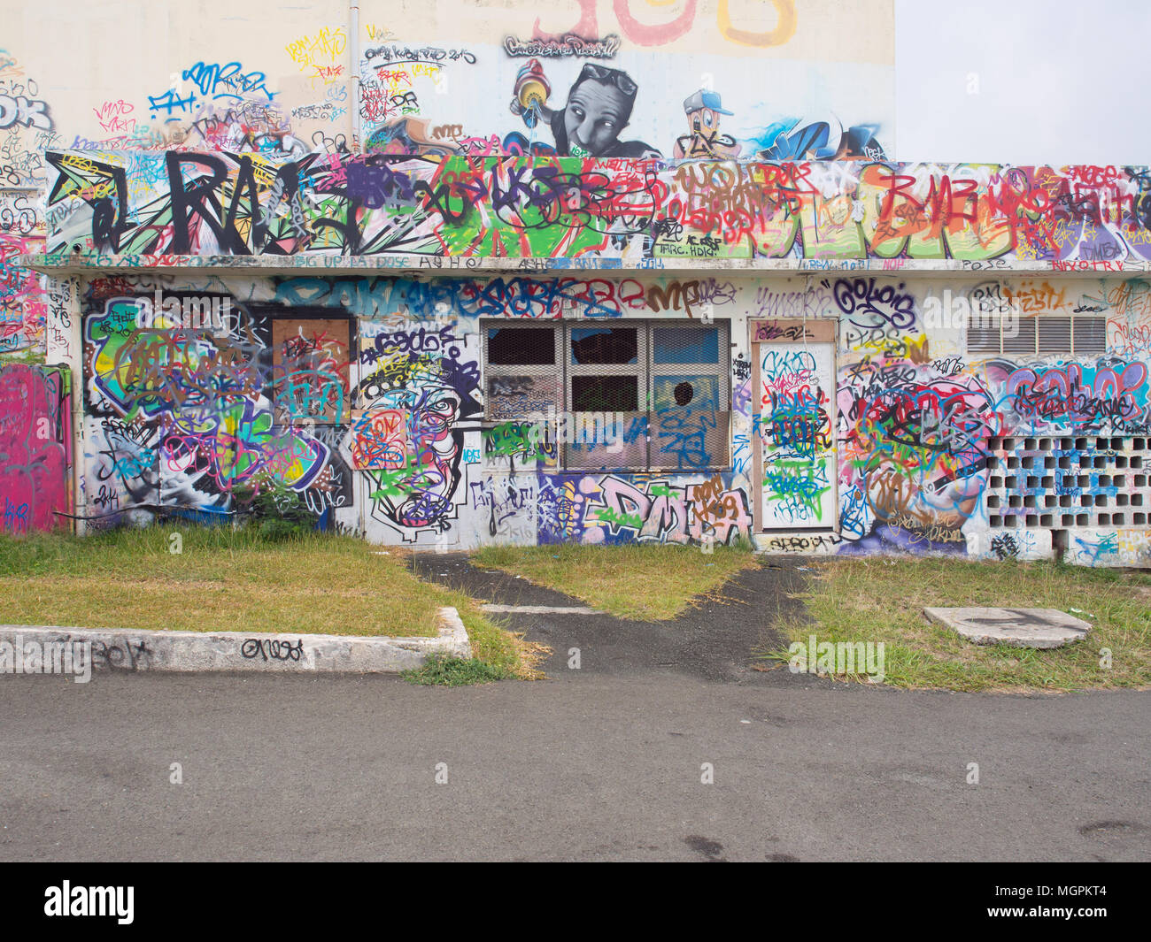 Graffiti abandoned building hi-res stock photography and images - Alamy