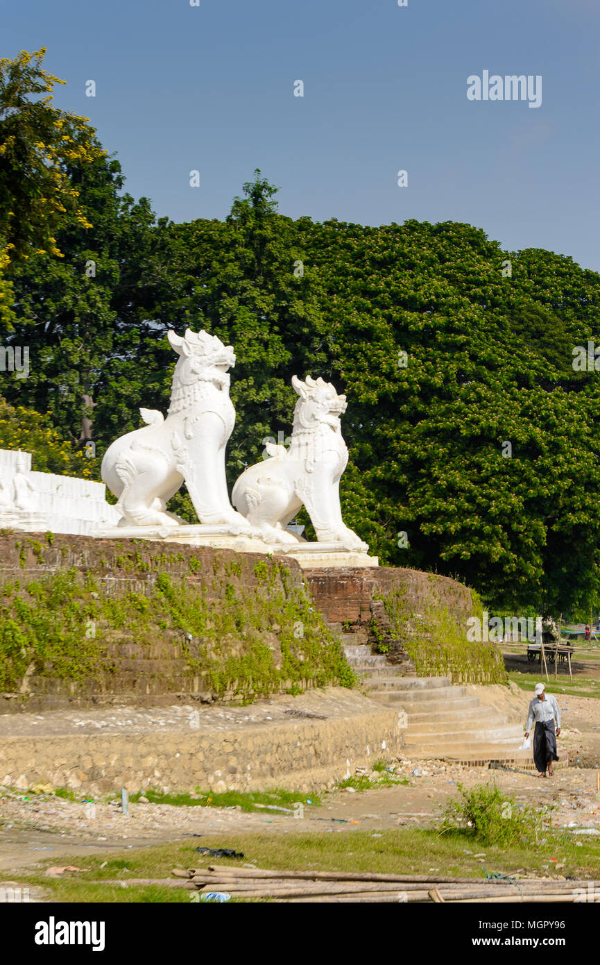 Sat Taw Tar Pagoda, one of the attractions of Mingun, Sagaing Region ...