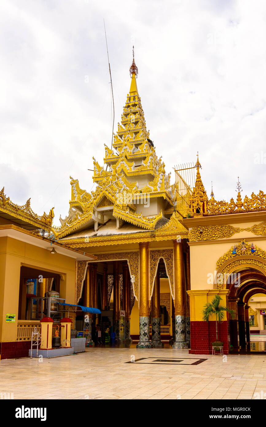 Mahamuni Buddha Temple, a Buddhist pagoda and major pilgrimage site ...