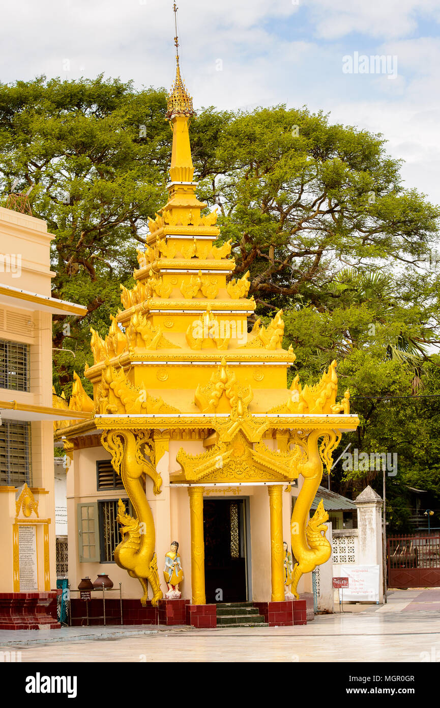 Mahamuni Buddha Temple, a Buddhist pagoda and major pilgrimage site ...
