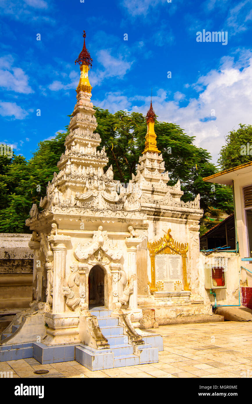 Mahamuni Buddha Temple, a Buddhist pagoda and major pilgrimage site ...