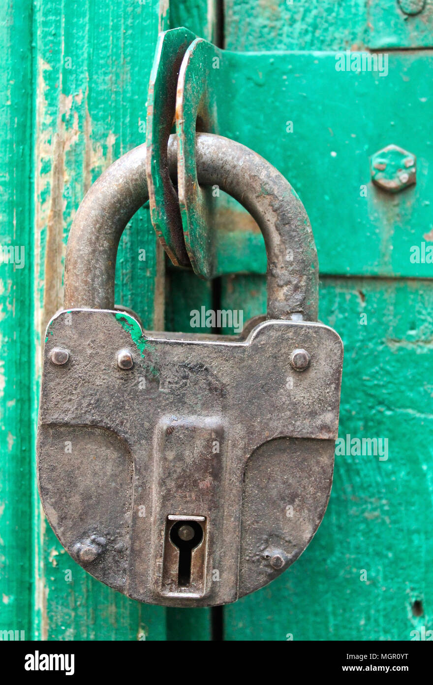 Padlock hanging on a wooden barn door Stock Photo - Alamy