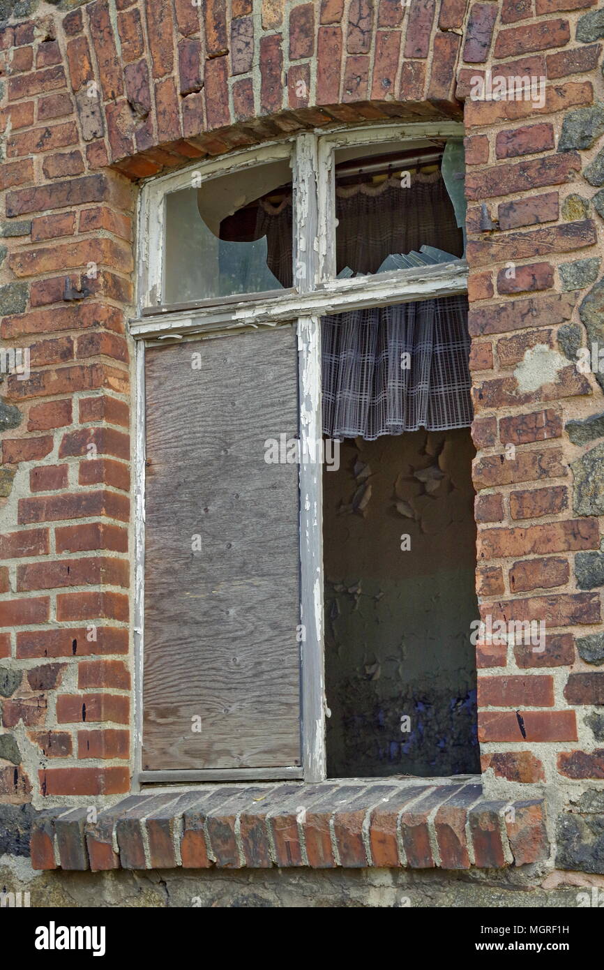 Broken window of a brickhouse Stock Photo - Alamy