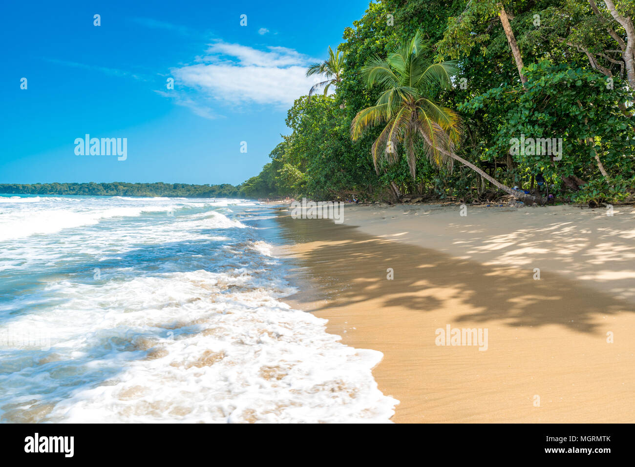 Cahuita - Nationalpark with beautiful beaches and rainforest in Costa ...