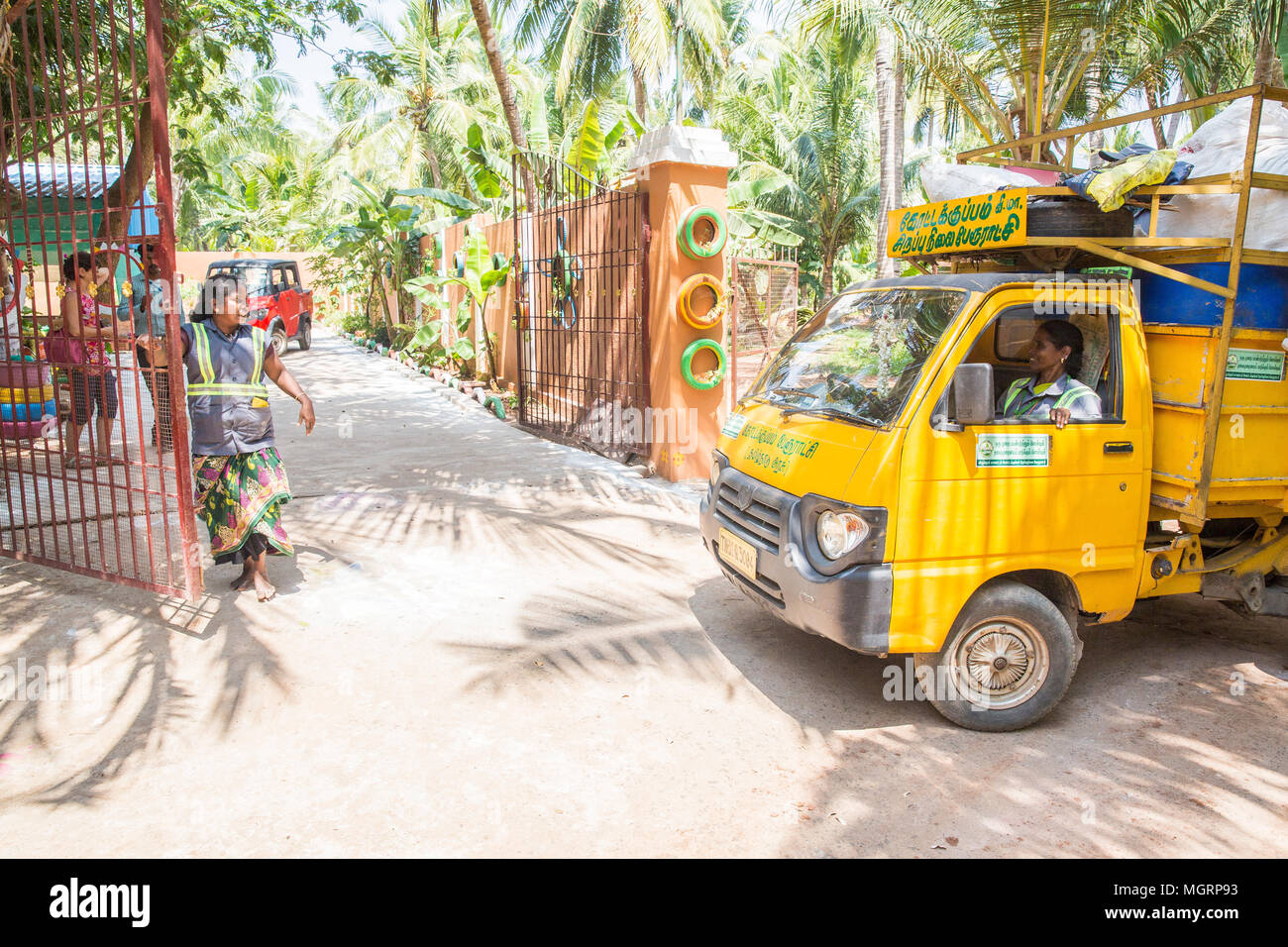 Trash truck india hi-res stock photography and images - Alamy