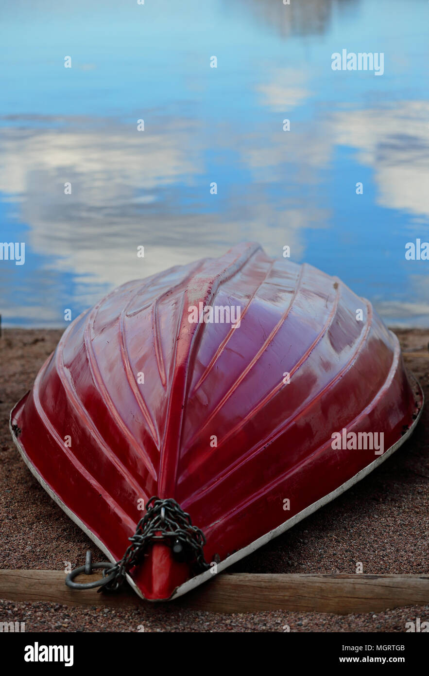 Red row boat hi-res stock photography and images - Alamy