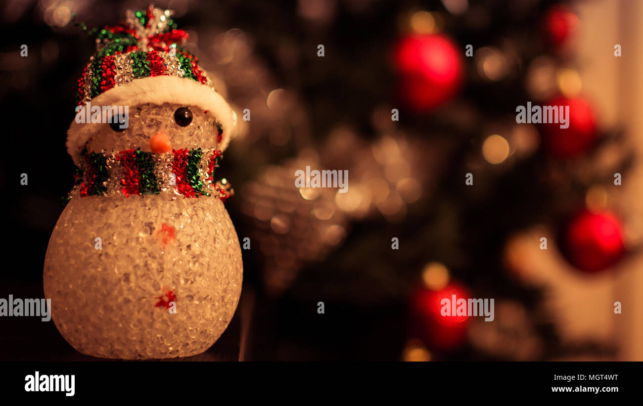 Little snowman toy in snow hi-res stock photography and images - Alamy