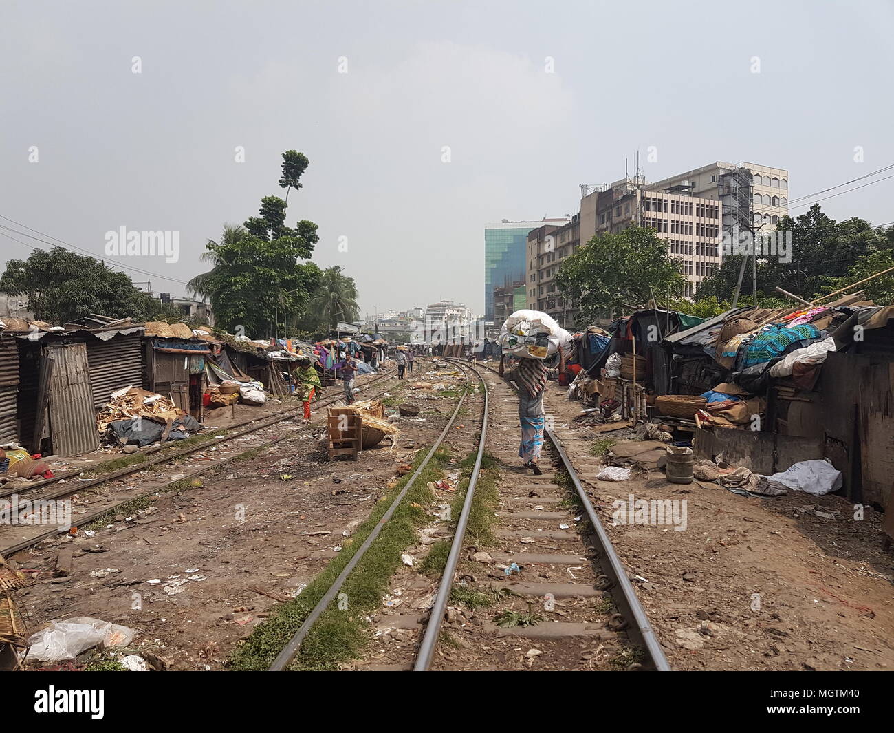 10 April 2018, Bangladesh, Dhaka: A slum in Dhaka. Thousands of people from the coastal regions ...