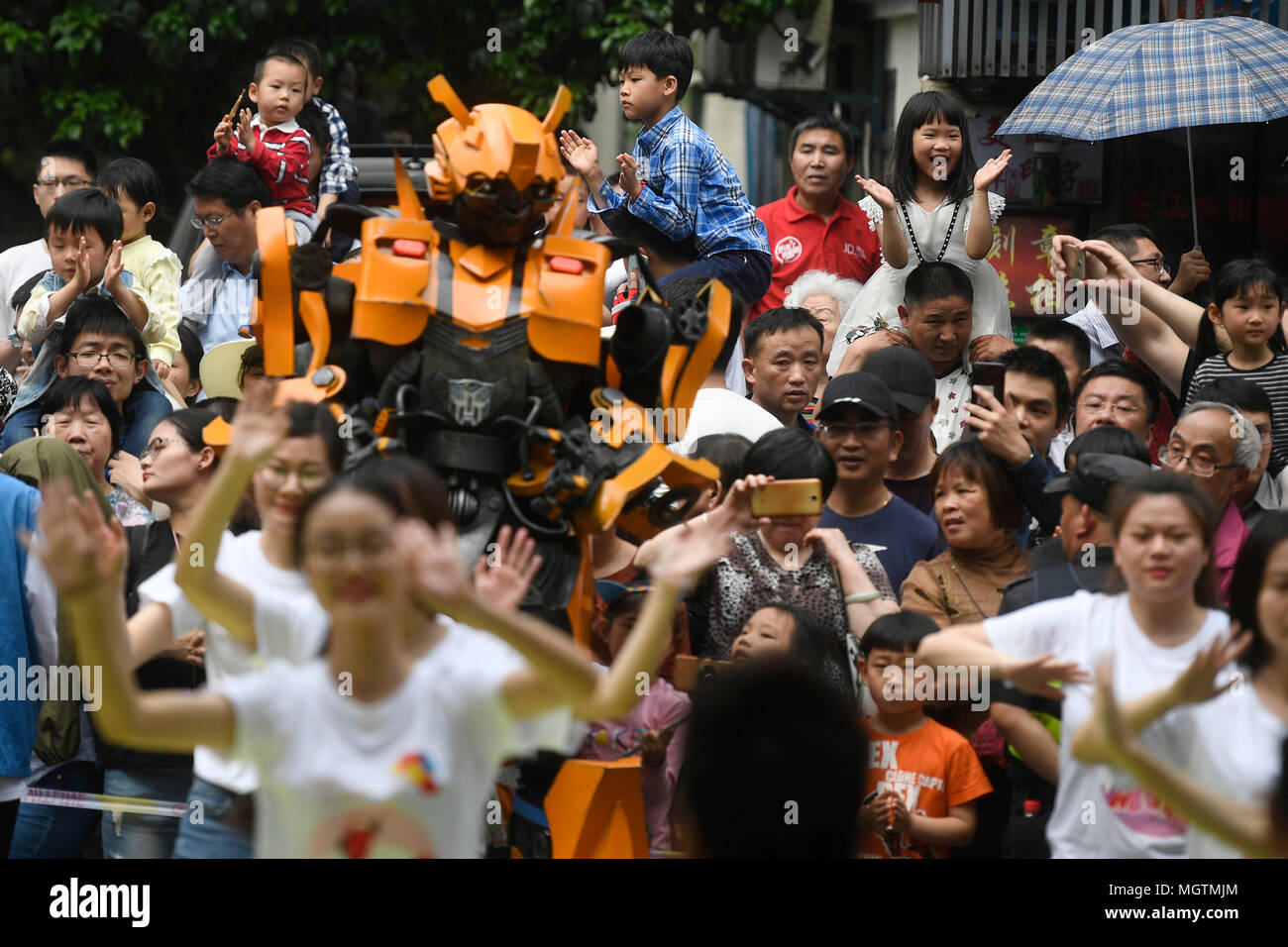 Hangzhou, China's Zhejiang Province. 29th Apr, 2018. Citizens and ...