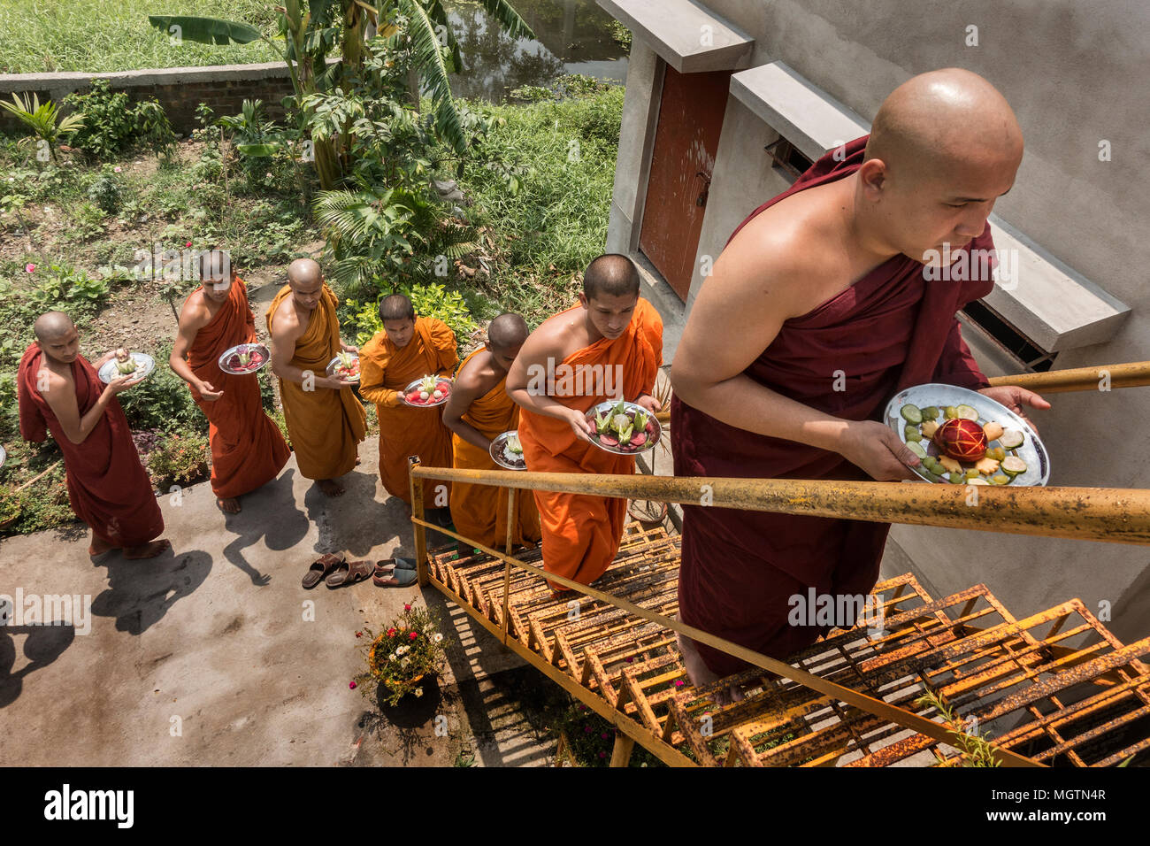 Kolkata. 29th Apr, 2018. Buddhist monks perform ritual at a Buddhist ...