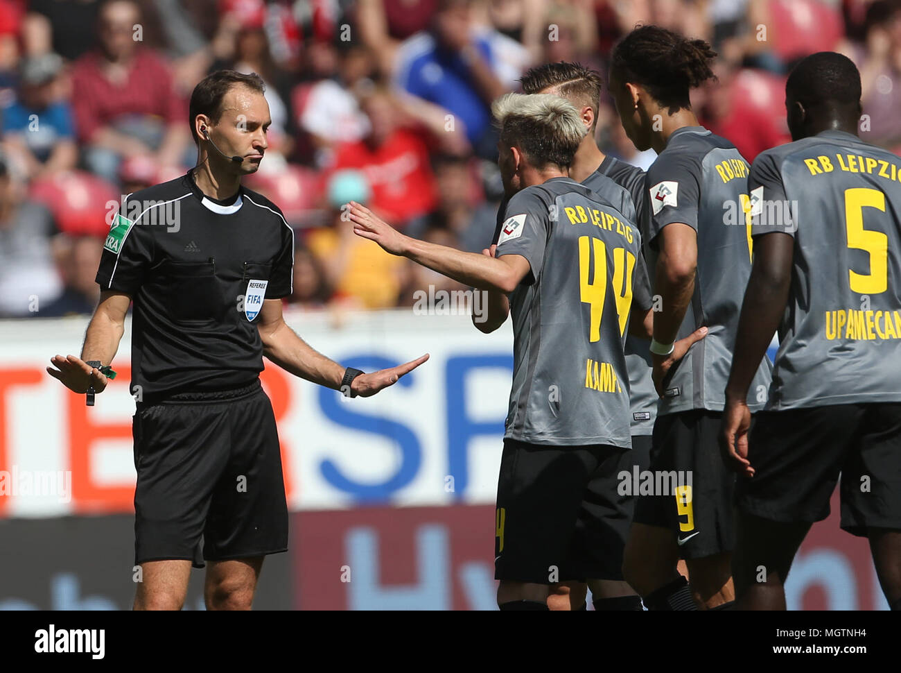 Players arguing with referee hi-res stock photography and images - Alamy