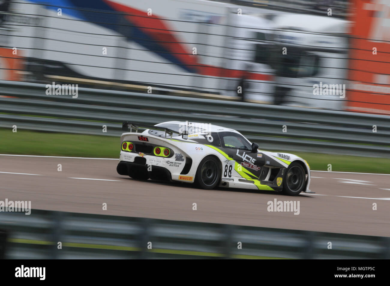 Cars on track hi-res stock photography and images - Alamy